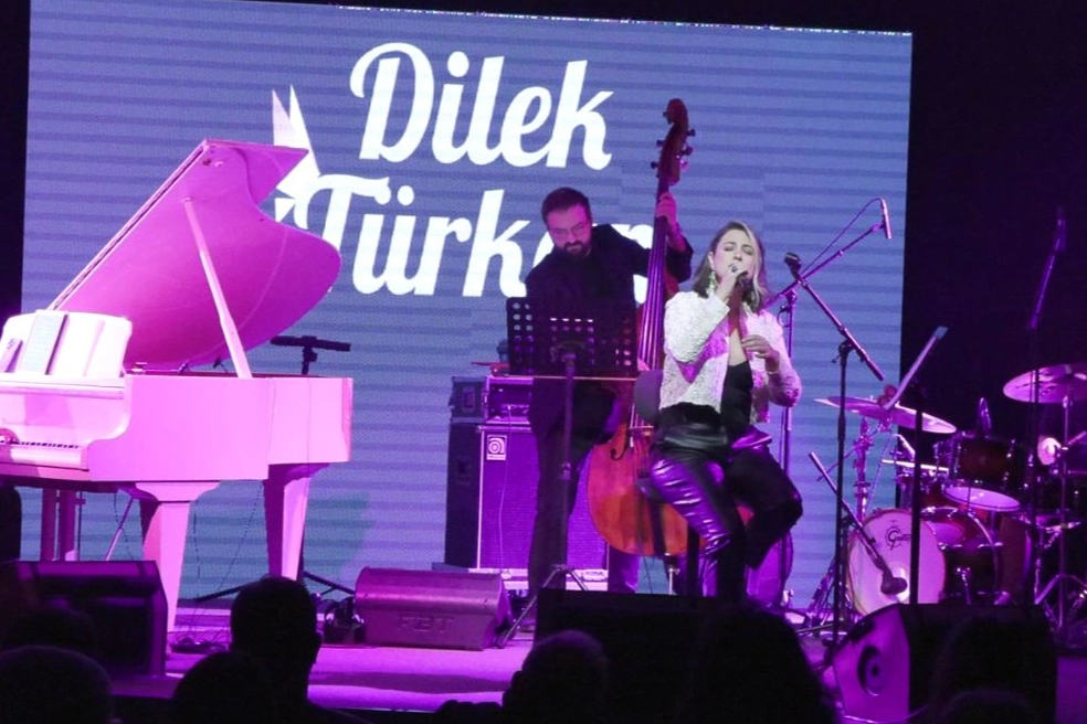 Bursa'da ‘Caz Pazarı’ rüzgarı, Dilek Türkan ile esti haberi - Bayburt ...